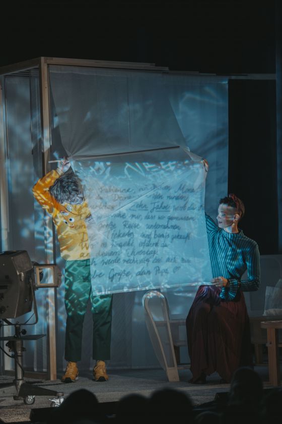 Liebe Grüße … oder Wohin das Leben fällt • Salzburger Festspiele