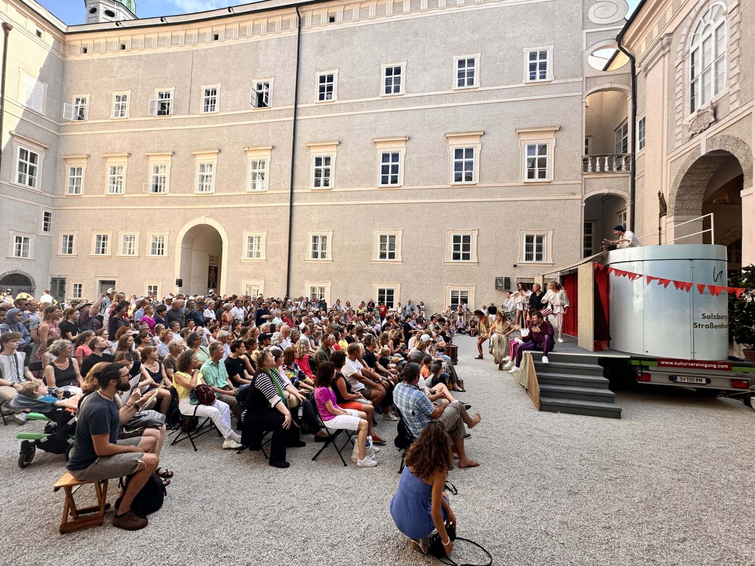 Theater · SALZBURGER STRASSENTHEATER · RUSSISCH ROULETTE • Salzburger ...